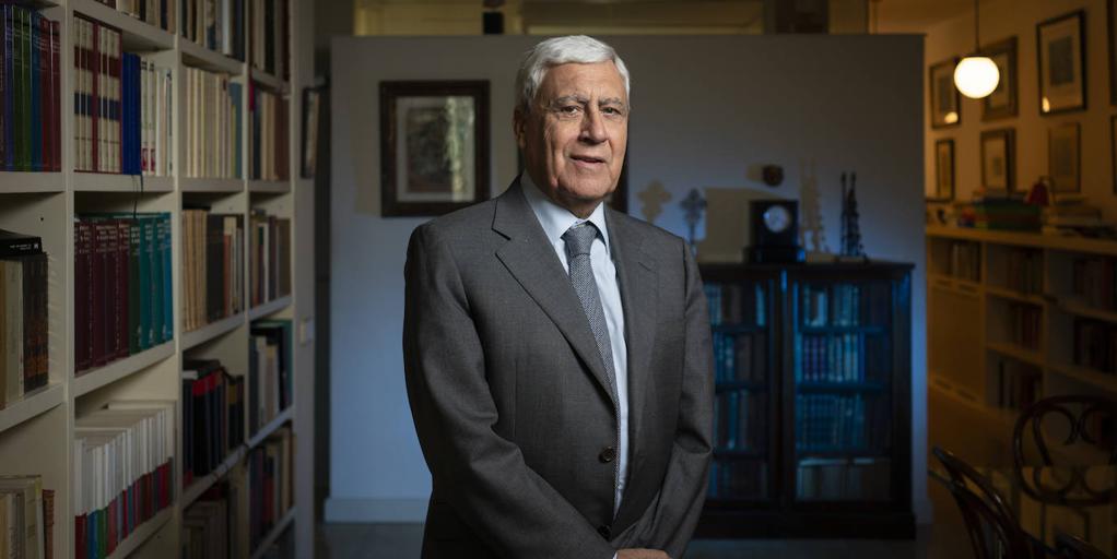 Entrevista pedro Cruz Villalón: El magisterio de la Universidad de Sevilla