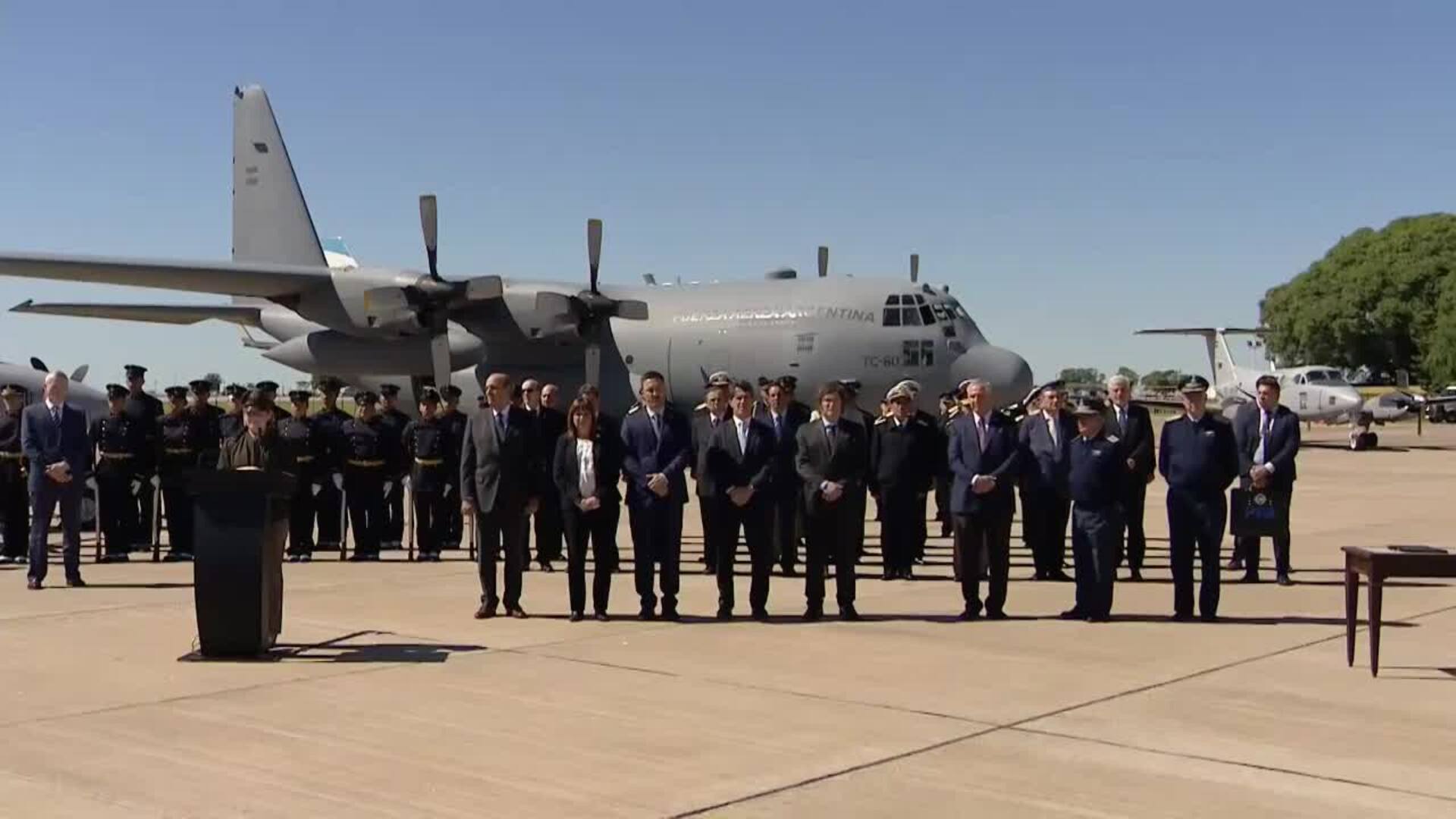 Javier Milei asiste a la entrega del avión Hércules C-130 por parte de ...