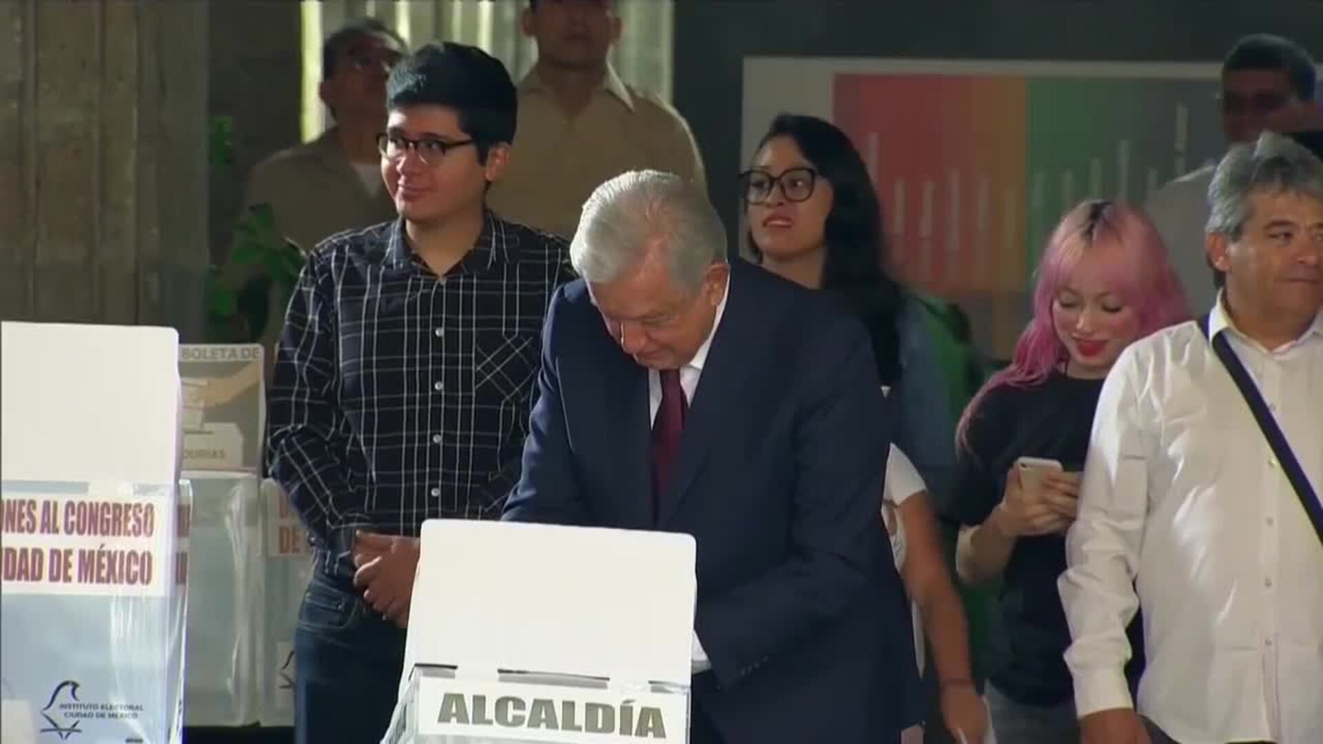 López Obrador vota en las elecciones de México