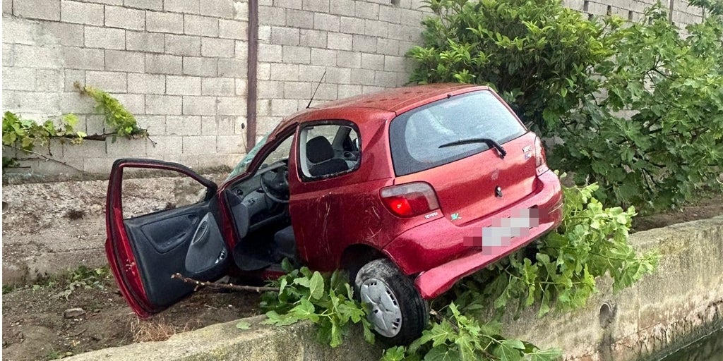 Un coche queda encallado en una acequia de Valencia y nadie sabe ...