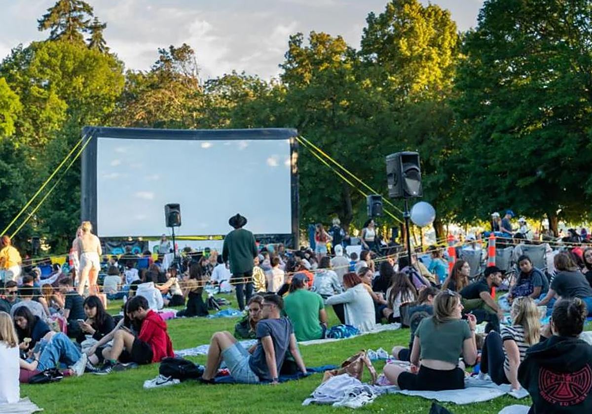 Cine al aire libre en Barcelona: dónde están, horarios y qué películas van a proyectar