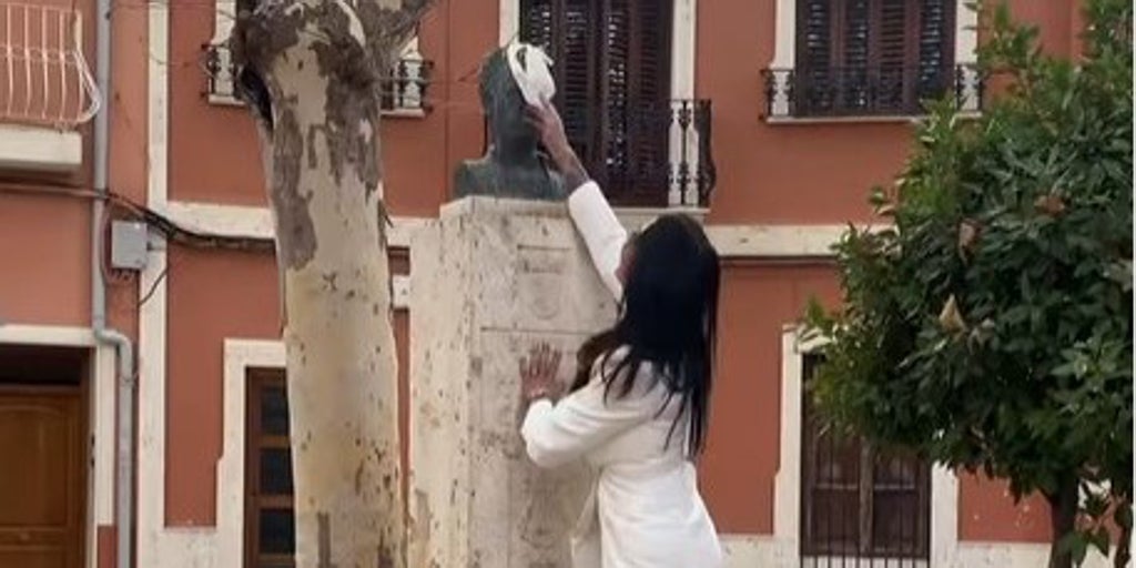 La influencer británica Chloe López se quita las bragas en la calle ...