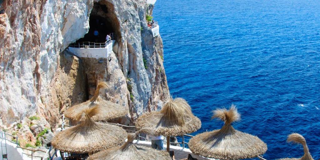 La cueva de Menorca que está incrustada en un acantilado y es una ...