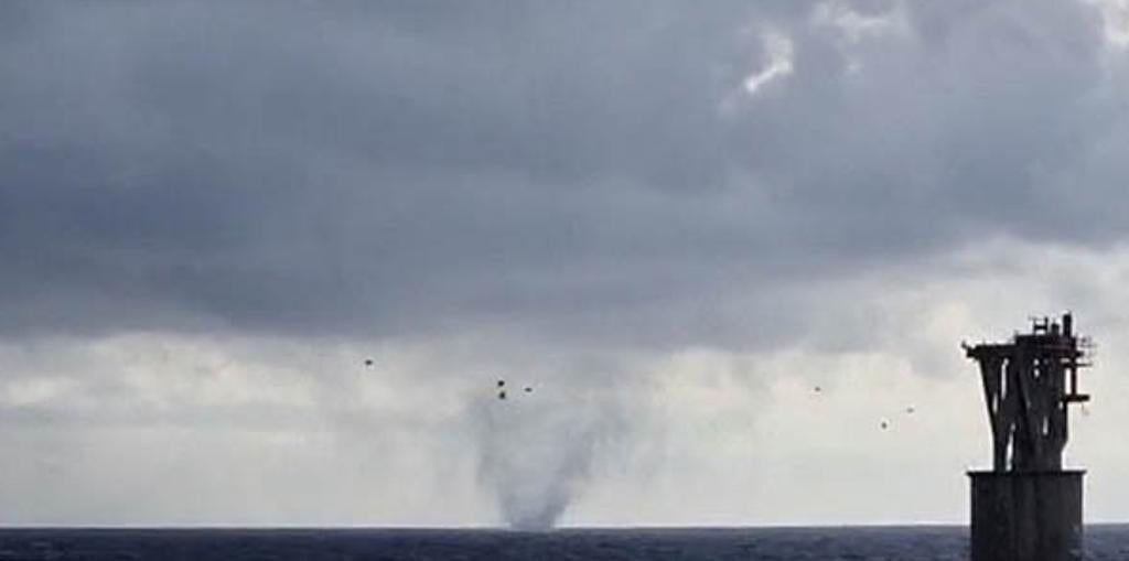 Varias trombas marinas recorren la costa de Marbella y un tornado derriba una gasolinera en Mijas