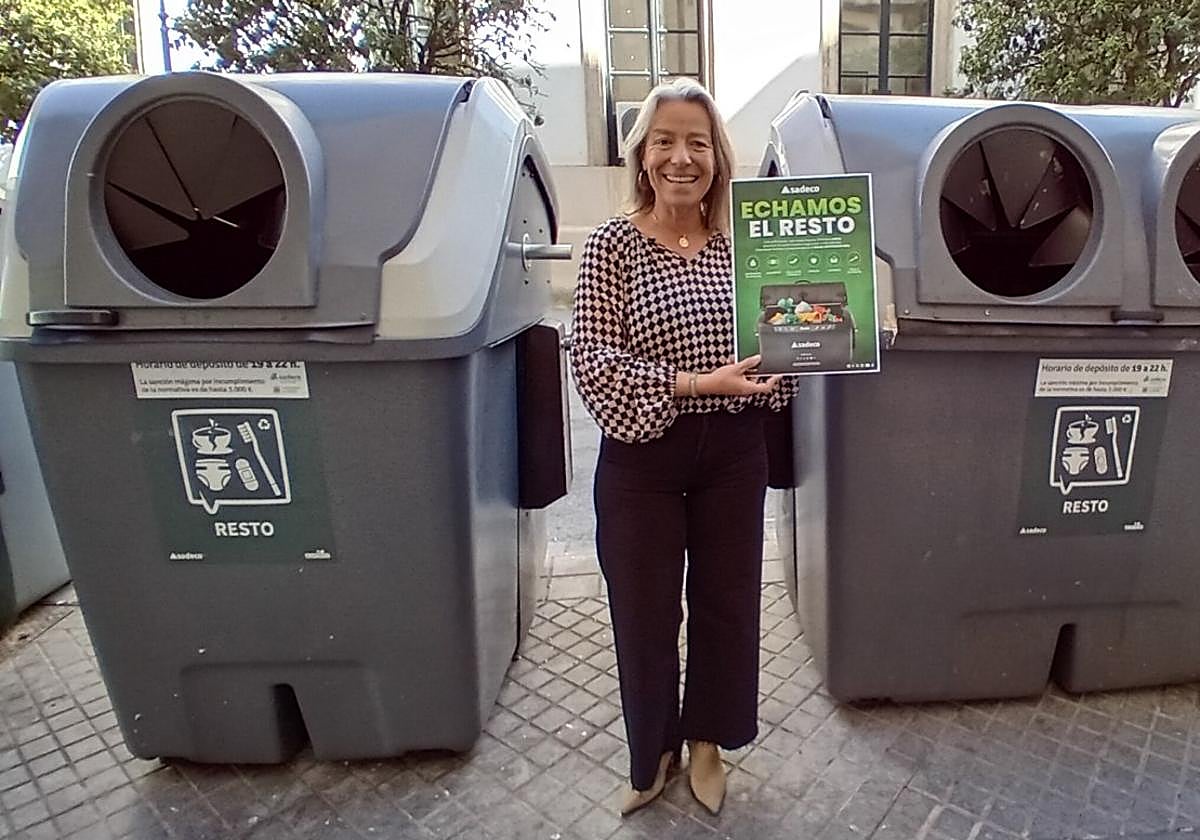 Sadeco 'echa el resto': si ves en tu barrio alguien disfrazado de contenedor, sólo quieren ...