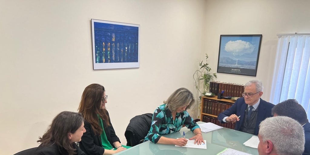 Guarinos firma la escritura pública de compra del antiguo edificio de ...