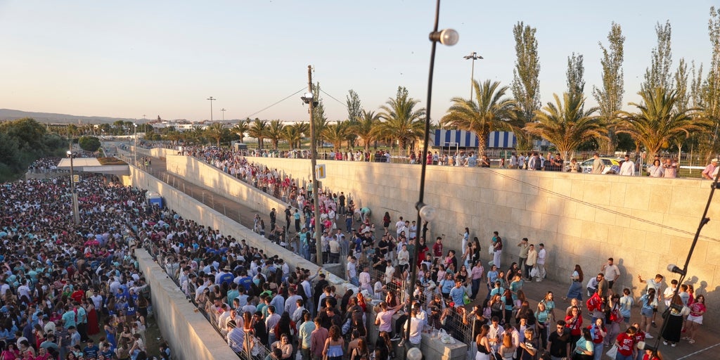 El botellón toma los alrededores de la Feria de Córdoba, en imágenes
