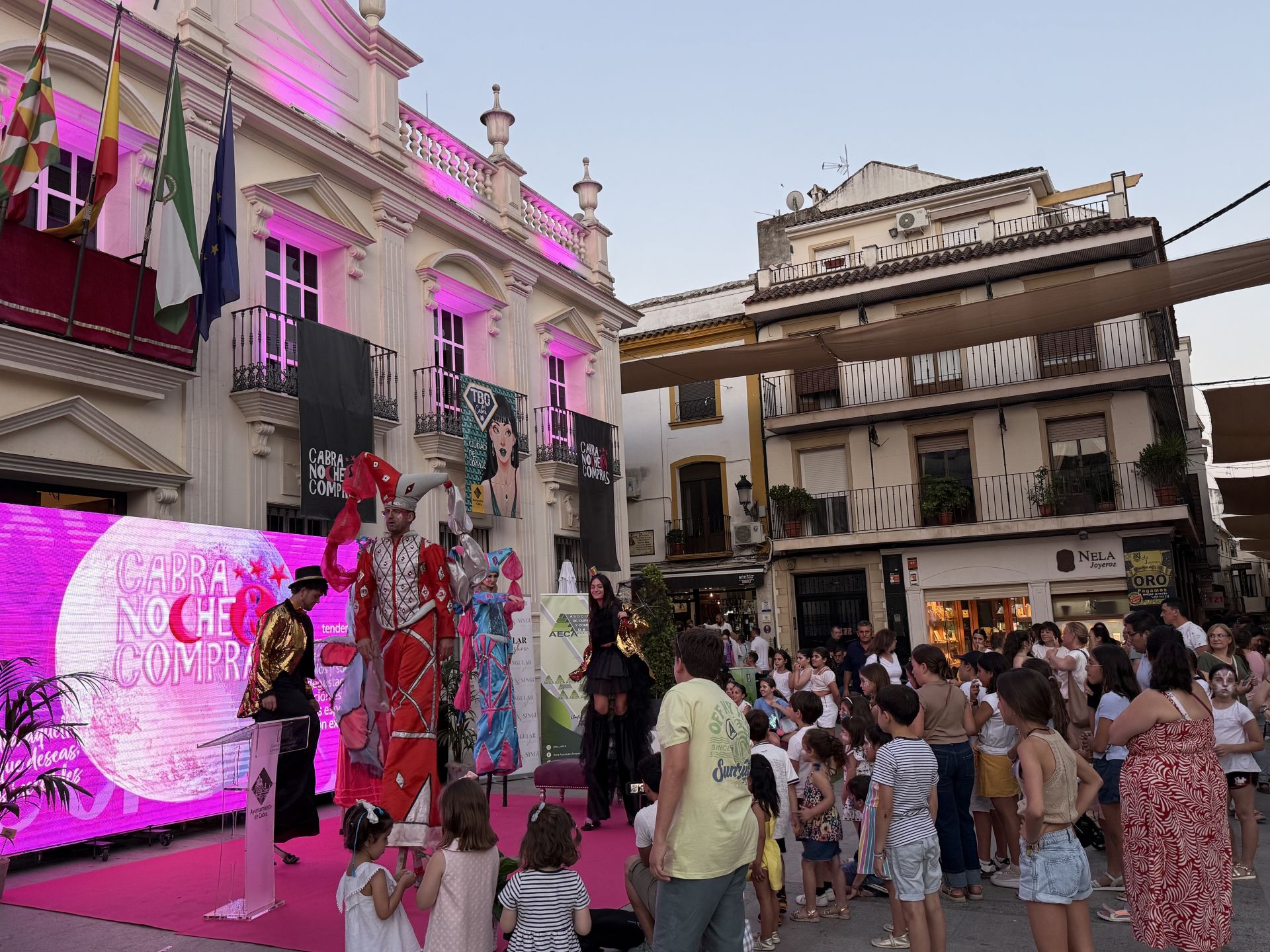 La intensa noche de compras en Cabra, en imágenes