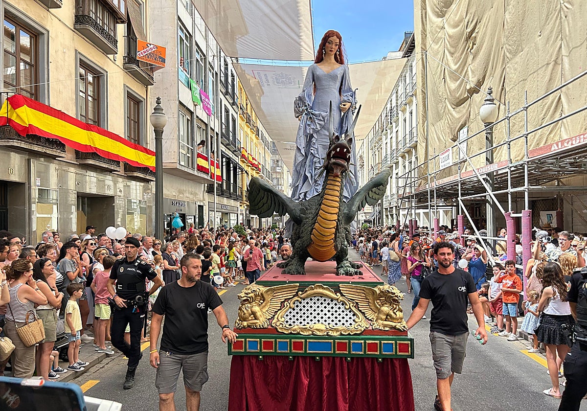 La Tarasca, uno de los símbolos del Corpus de Granada, desfila con un ...