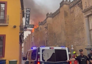 Incendio en la Mezquita de Córdoba: los bomberos logran extinguir las llamas provocadas por una barredora