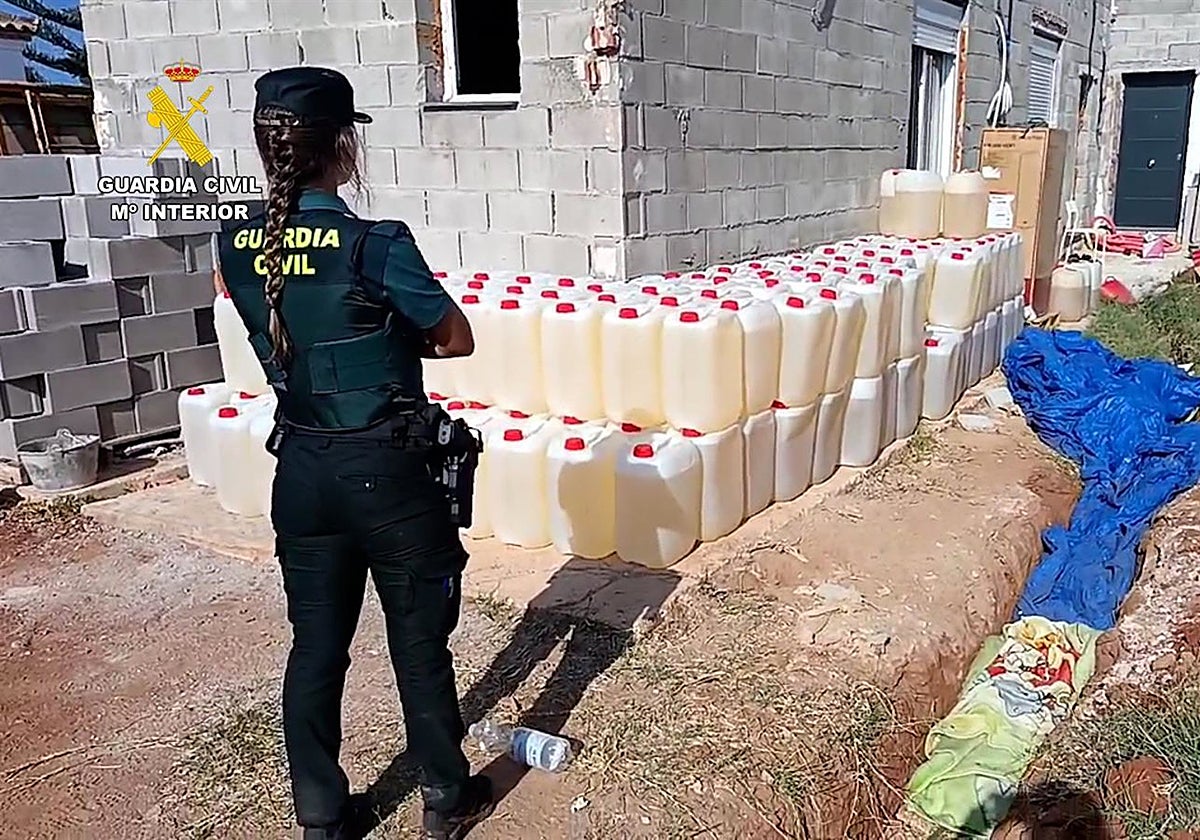 Cuatro detenidos, uno de ellos menor, por almacenar 600 garrafas para abastecer narcolanchas en ...