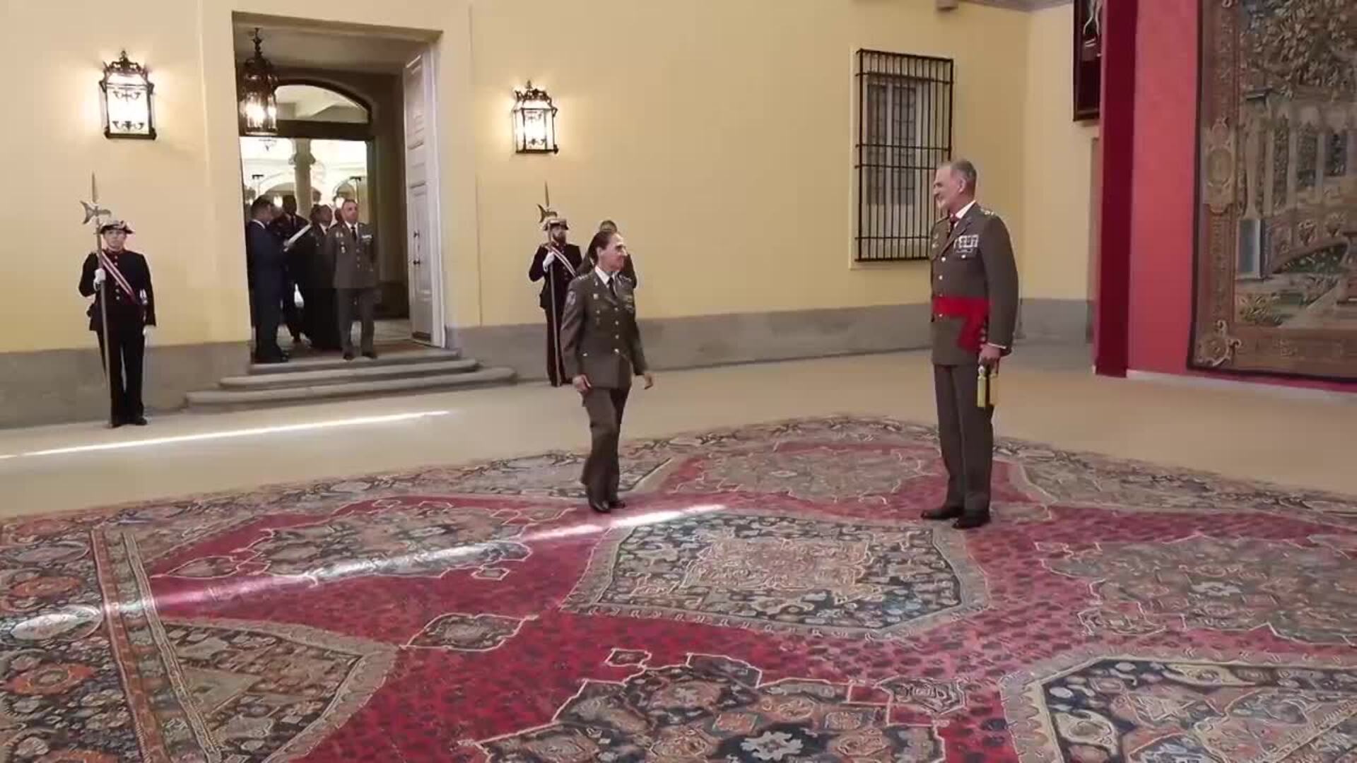 El rey recibe en audiencia a un grupo de coroneles y capitanes de navío