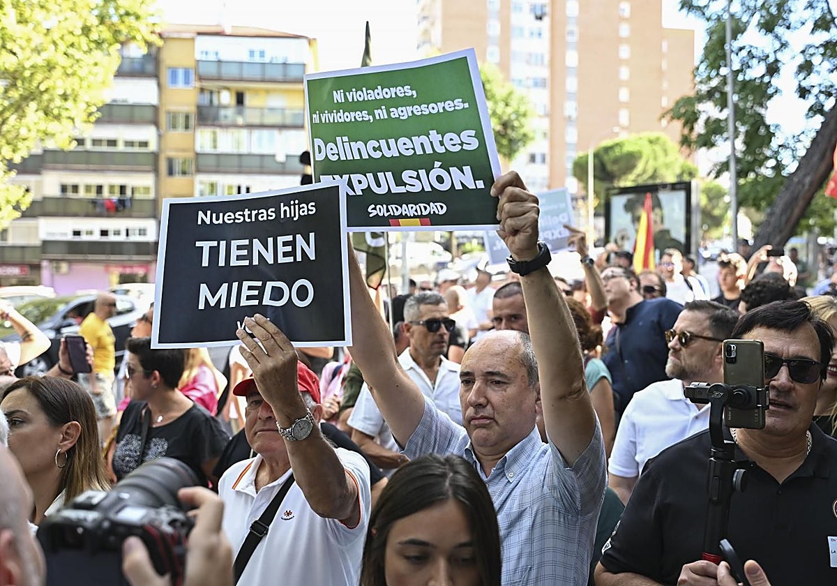La Policía Nacional identificó a ocho personas que «lideraban» la concentración de Vox frente al ...