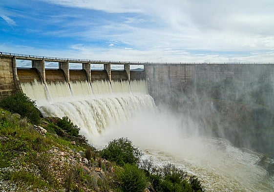 Embalse de Los Melonares en Sevilla desaguando