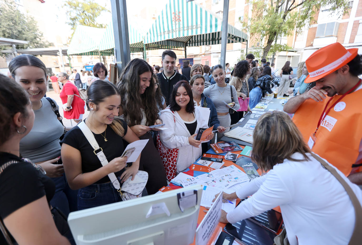La masiva afluencia a la Feria del Empleo del Distrito Sur de Córdoba, en imágenes
