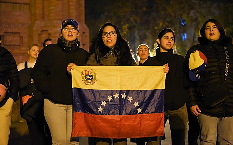 El himno de Venezuela resuena en el centro de Barcelona para celebrar ...