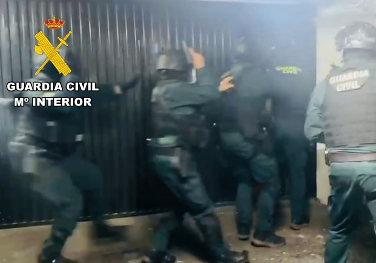 Cinco detenidos y 25 investigados en una red de estafas bancarias de ...