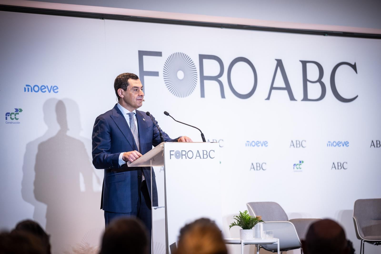 El Foro ABC con Juanma Moreno, en imágenes