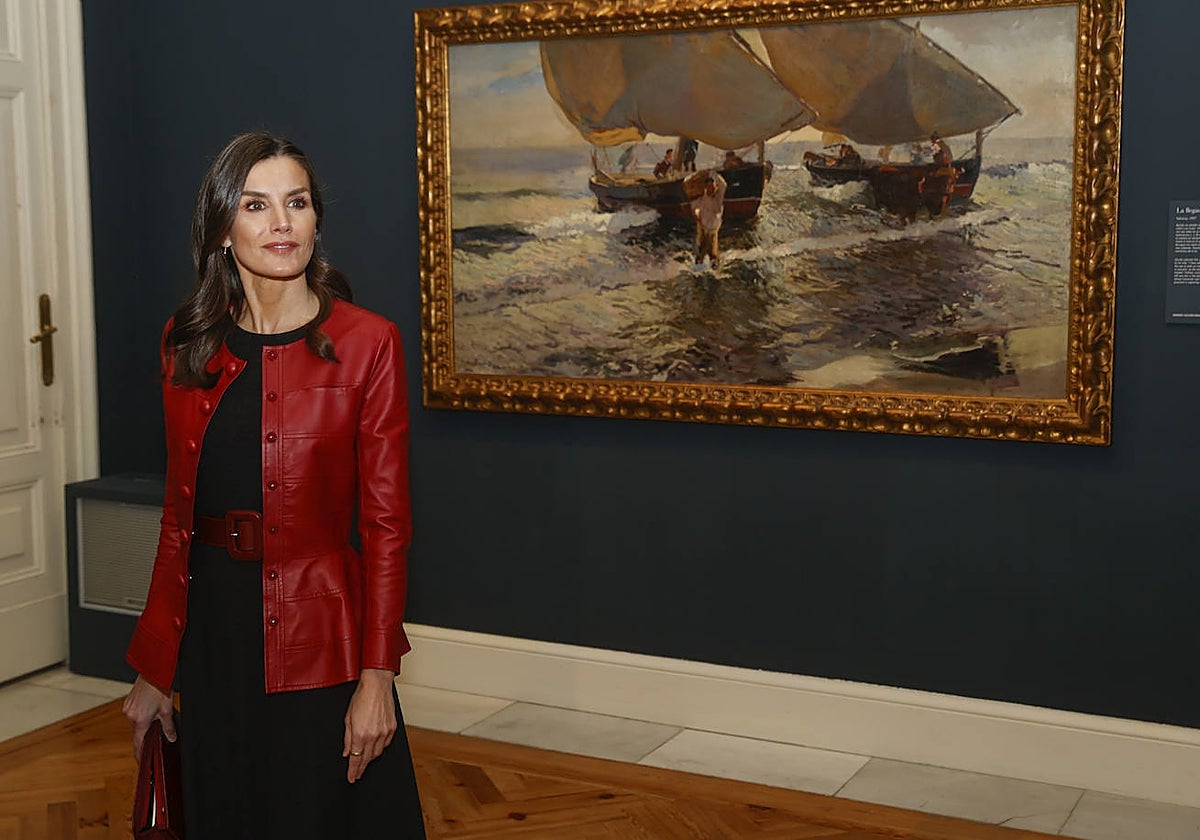 La reina Letizia vuelve a elegir el cuero y el color rojo para inaugurar la exposición de Sorolla