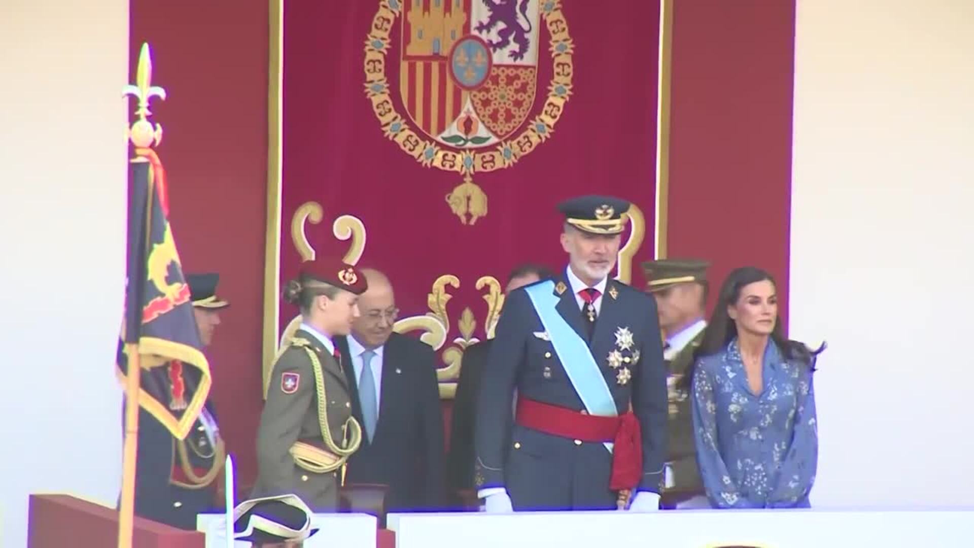 Complicidad entre la Princesa Leonor y los Reyes en el desfile del 12-O
