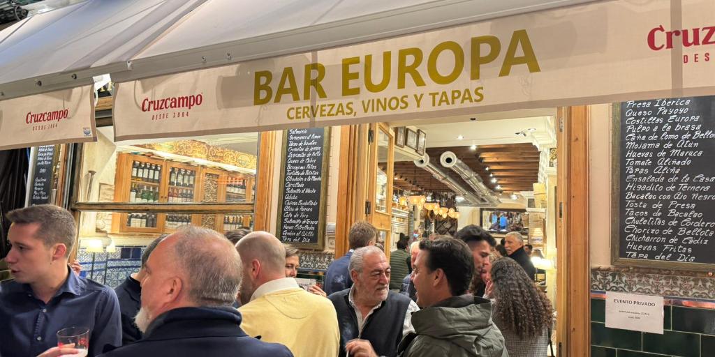 Reabre el histórico Bar Europa tras varios meses cerrado