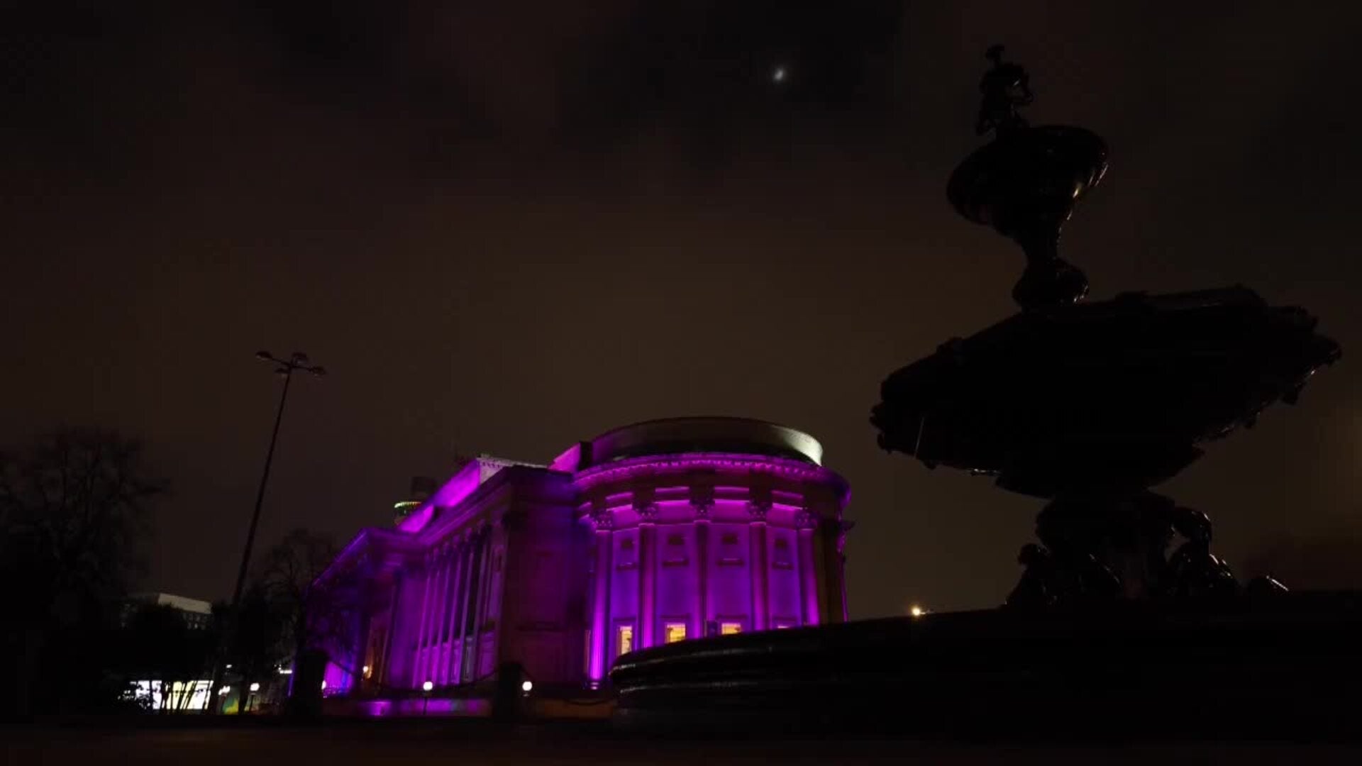 Edificios emblemáticos en Liverpool, en color púrpura por el Día de ...