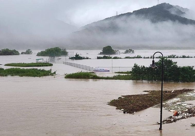 Al Menos 35 Muertos Diez Desaparecidos Y Miles De Evacuados Por Las