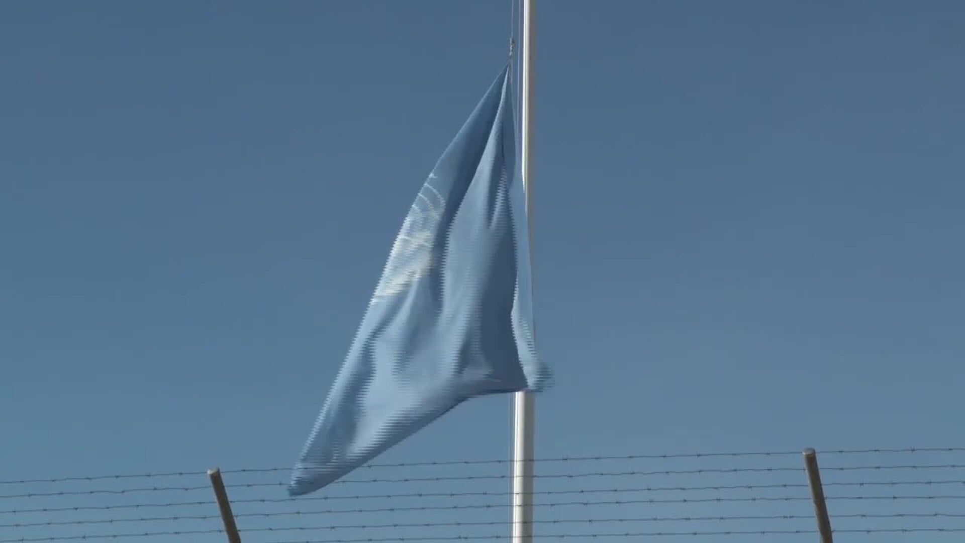 Banderas a media asta en la base de la ONU de Valencia en honor a los ...