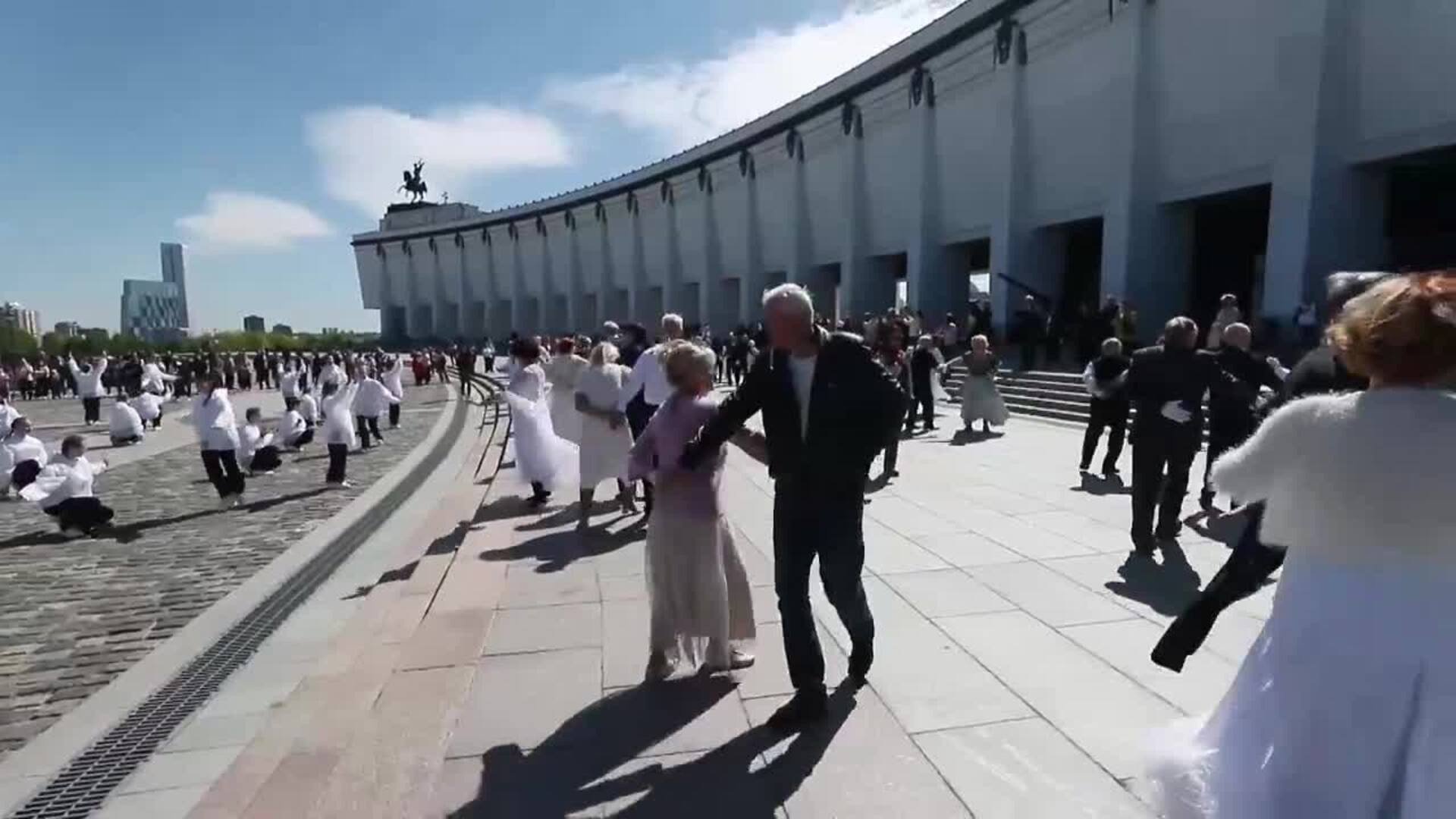 Moscovitas participan en el "Vals de la victoria"