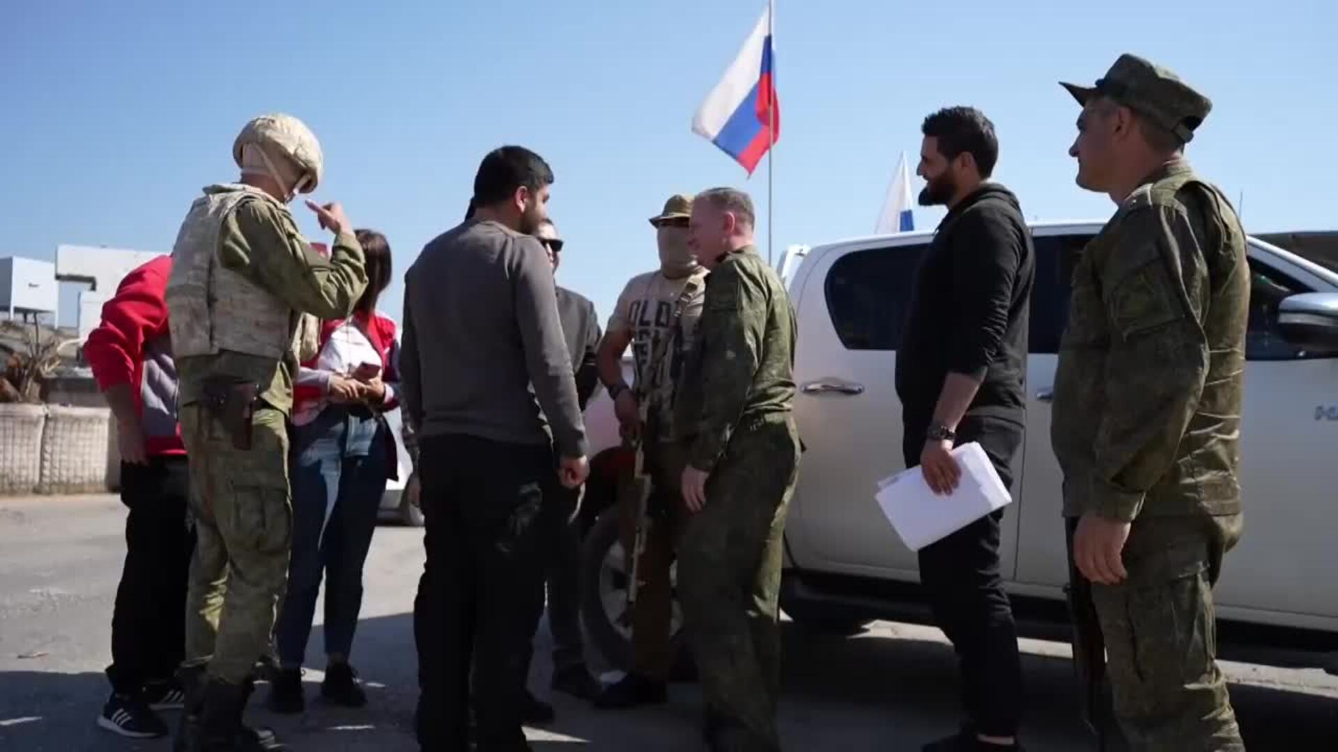 Miembros de las fuerzas de seguridad sirias patrullan Qardaha