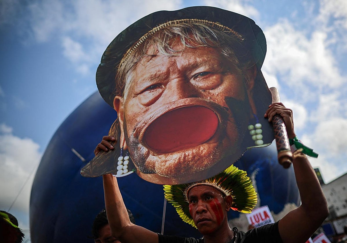Raoni, el mayor líder indígena de Brasil que pudo hablar en la COP30 ...