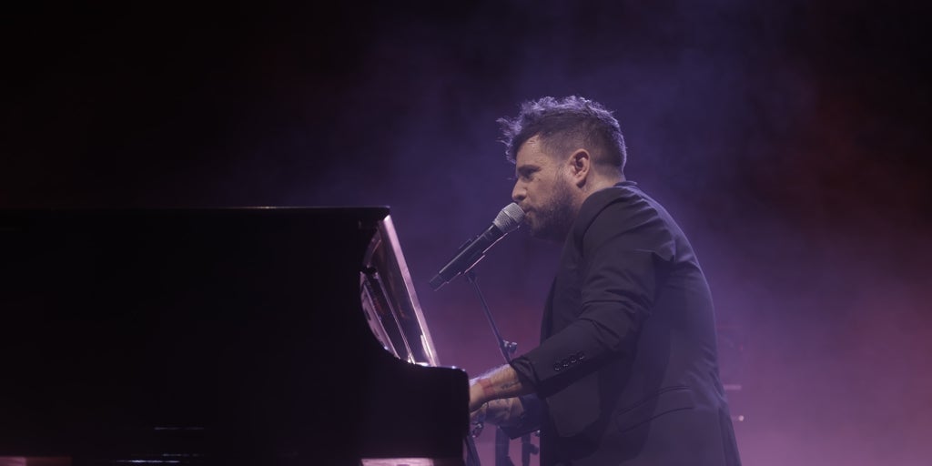 Pablo López ilumina Sevilla con su concierto de piano y voz