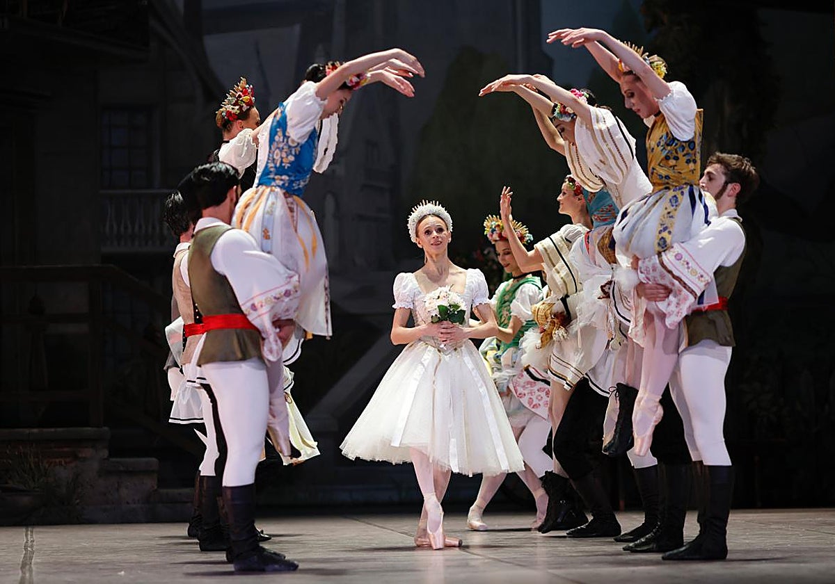 Una 'Coppelia' tradicional y romántica en el Maestranza