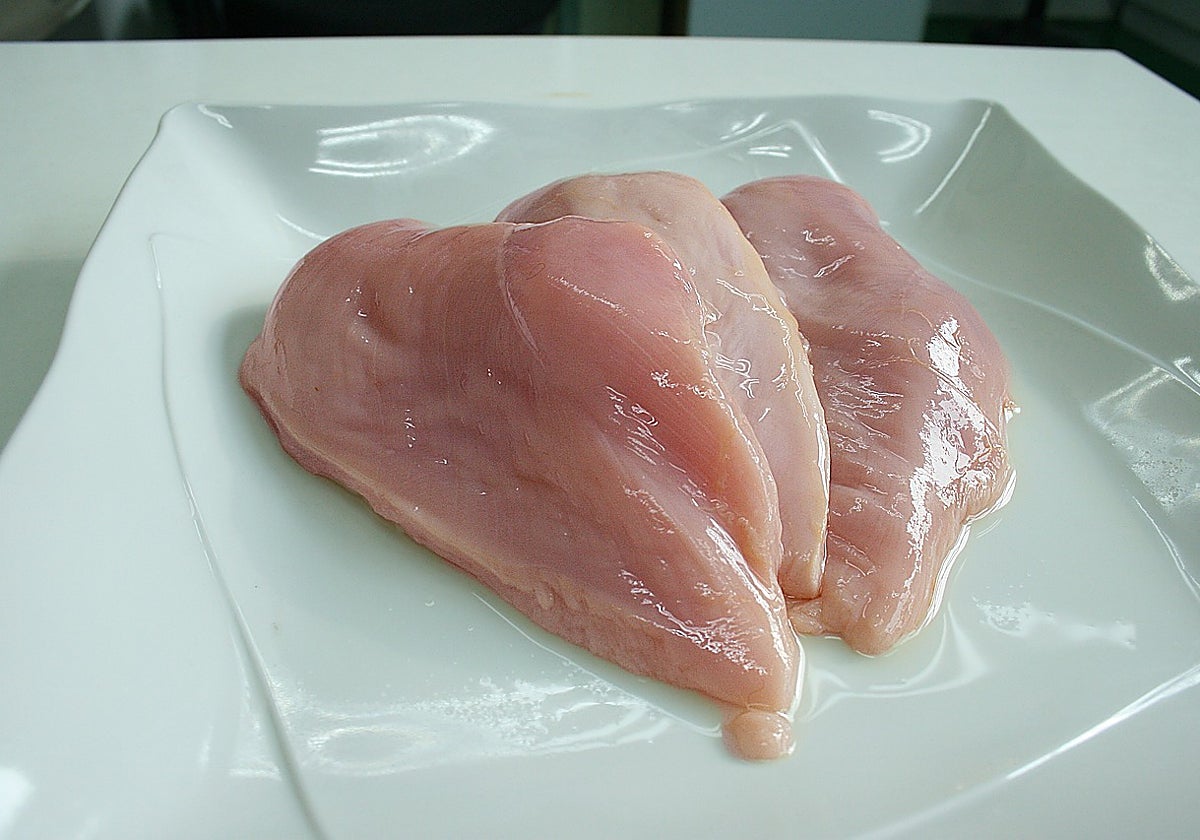 El motivo por el que no hay que lavar nunca el pollo antes de cocinarlo