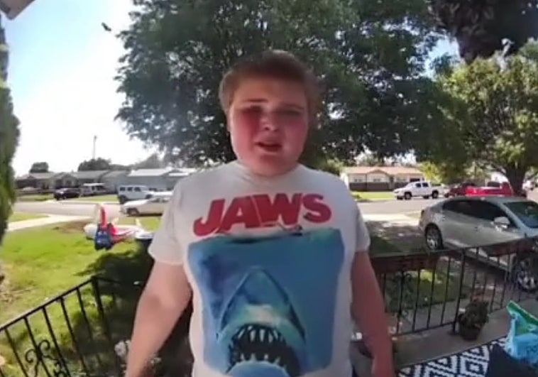 El desgarrador vídeo de un niño que sufre bullying y va llamando casa ...