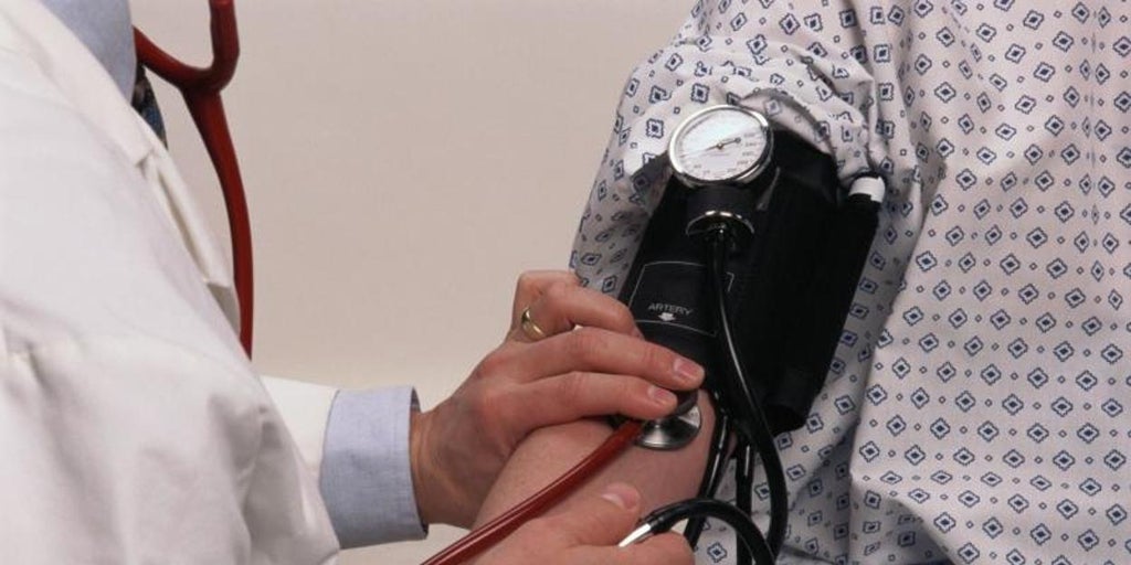 La prevalencia de la hipertensión aumenta de forma más pronunciada en ...