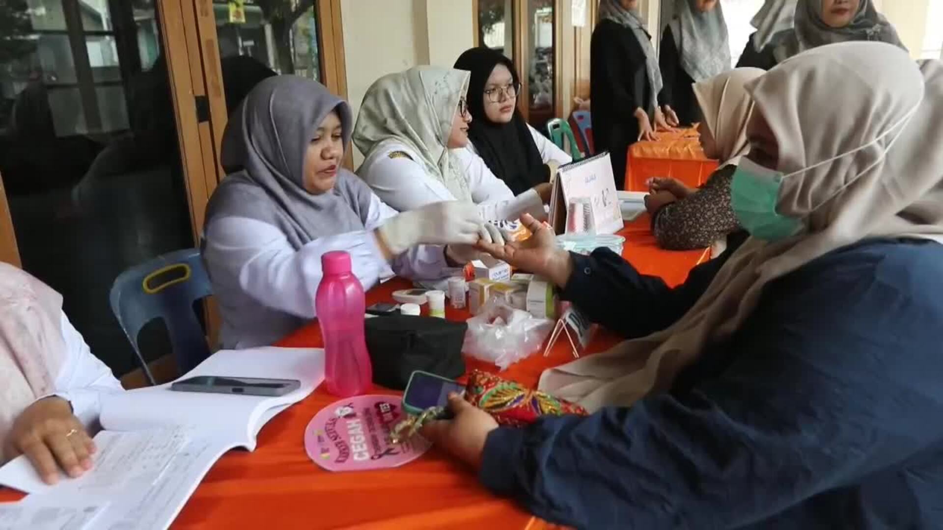 Gobierno de Indonesia brinda chequeos de salud gratuitos para niños y ...