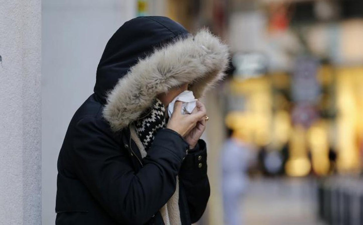 Qué es la coriza, uno de los nuevos síntomas del coronavirus