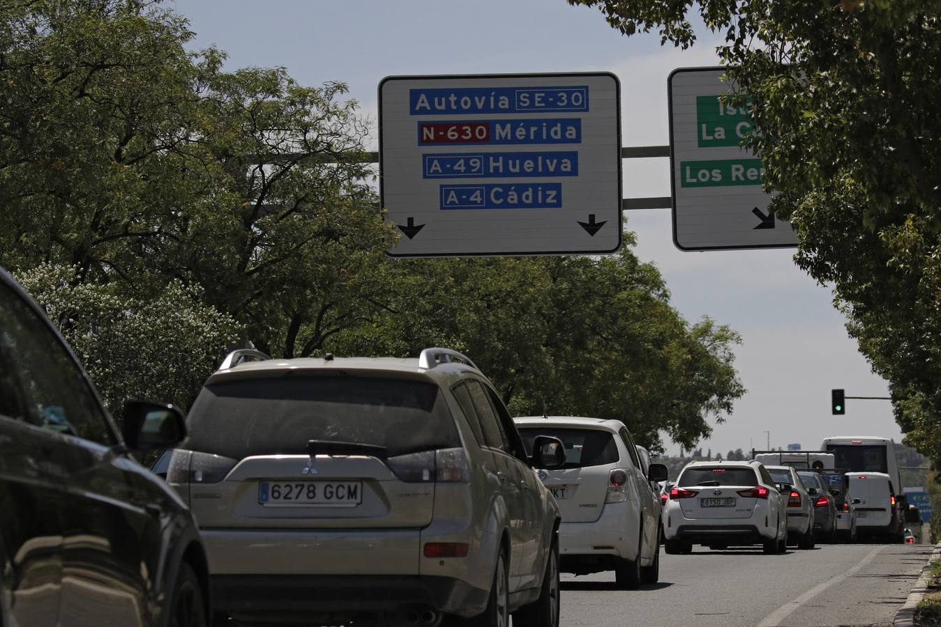 Las imágenes de los atascos en la salida hacia las playas desde Sevilla