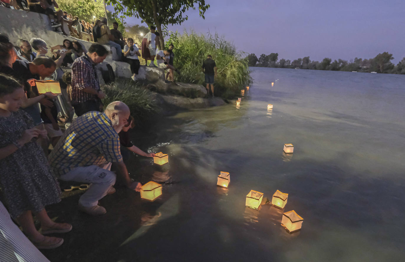 En imágenes, la ceremonia 'Toro Nagashi' de Coria del Río a orillas del ...