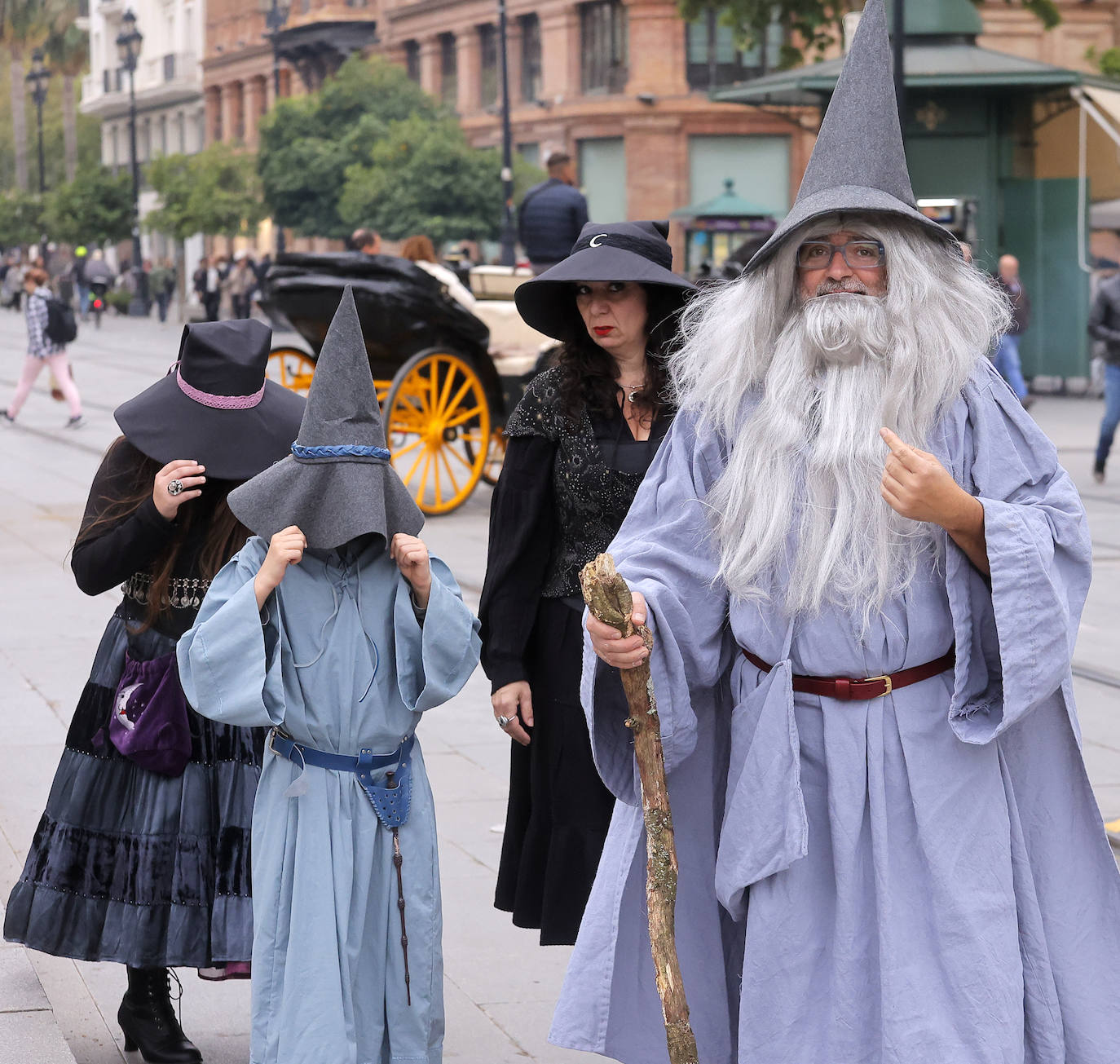 El escalofriante ambiente de la noche de Halloween inunda las calles de ...