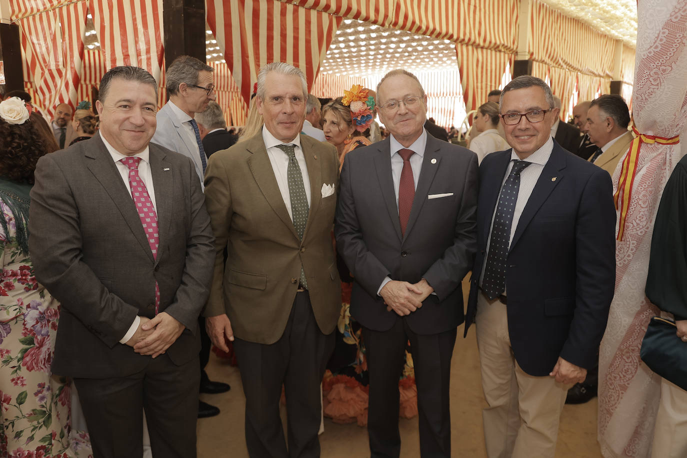 Jueves de recepciones en las casetas de la Feria de Abril de Sevilla ...