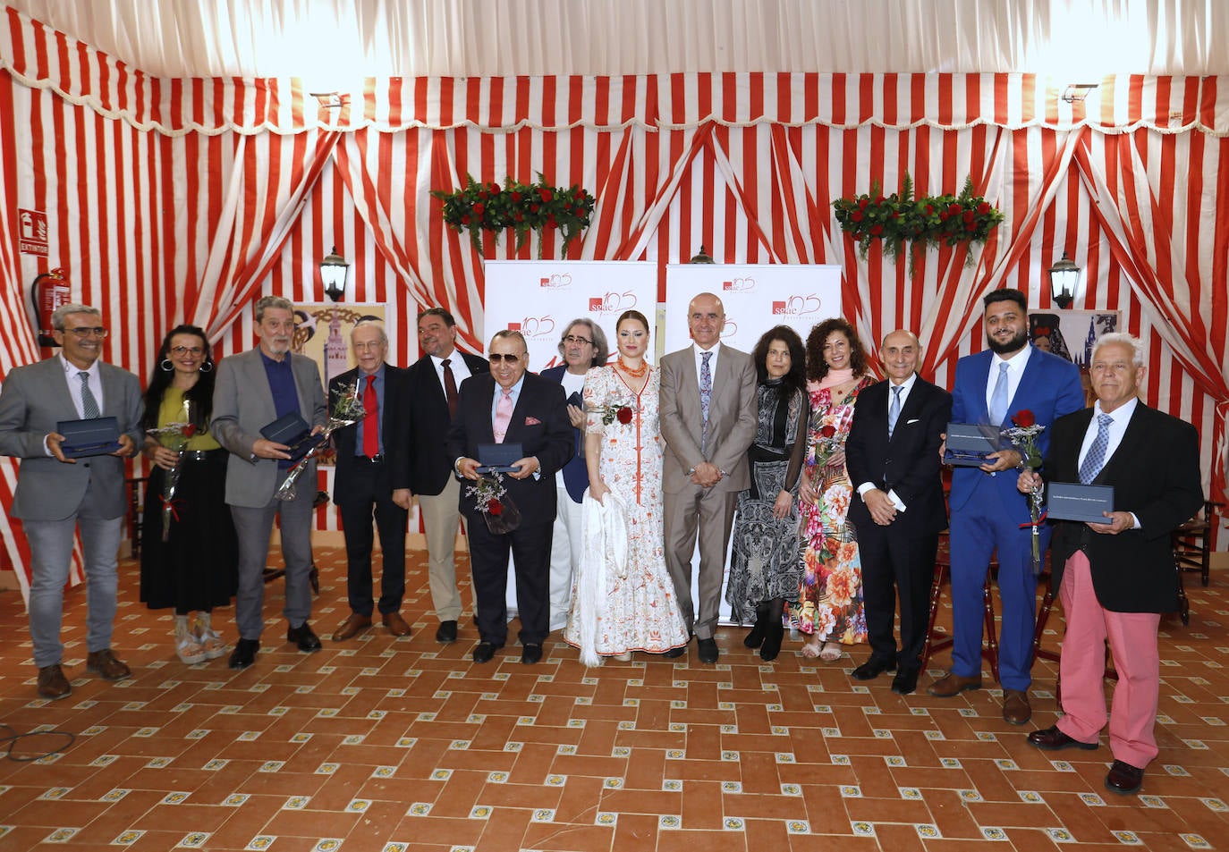 Jueves de recepciones en las casetas de la Feria de Abril de Sevilla ...