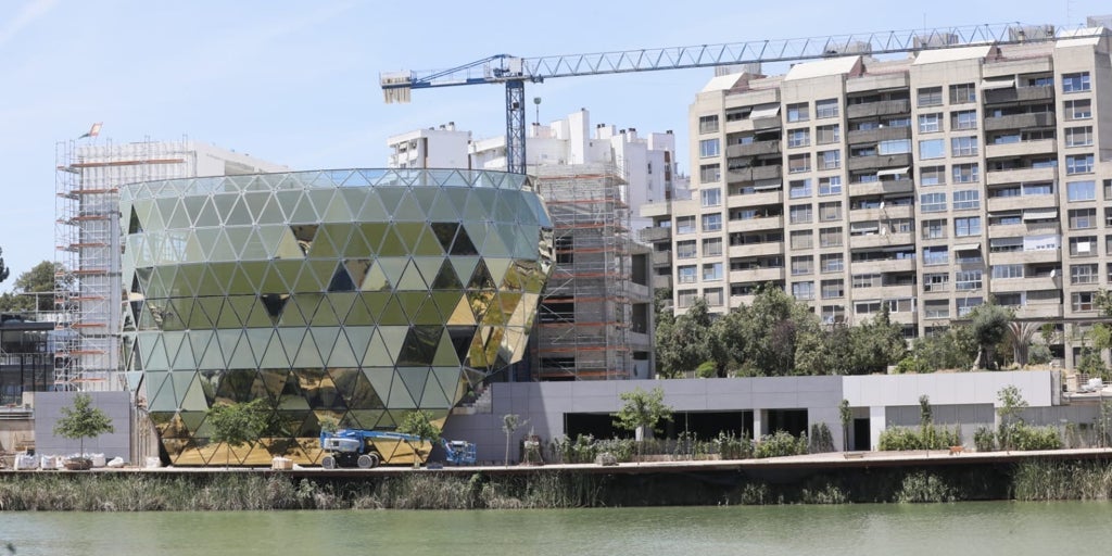 El edificio 'espejo' del Jardín de las Cigarreras de Sevilla ya tiene la cubierta de cristal ...