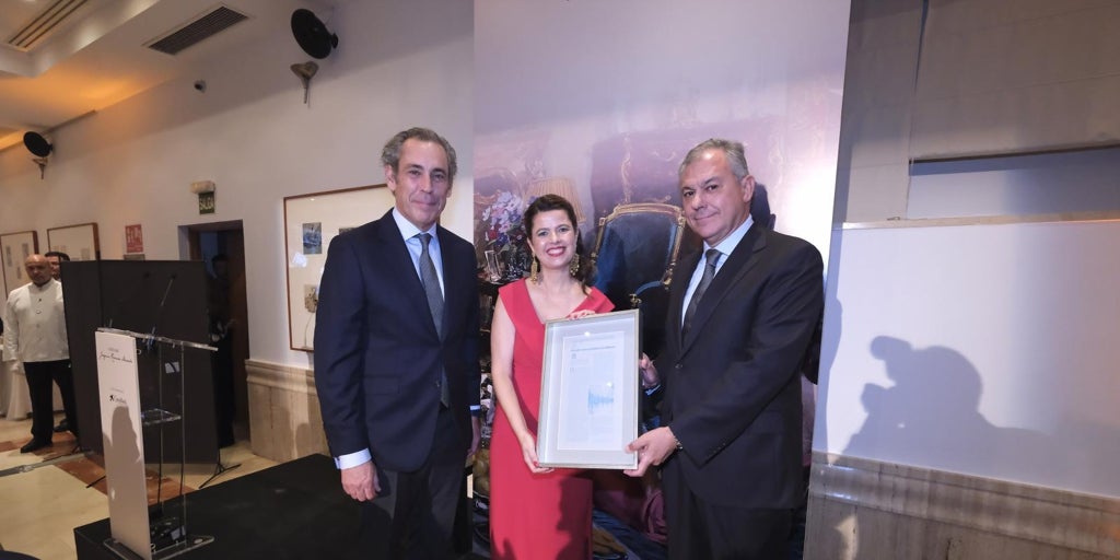 Lola Pons recibe en la Casa de ABC de Sevilla el XXIV Premio Joaquín Romero Murube