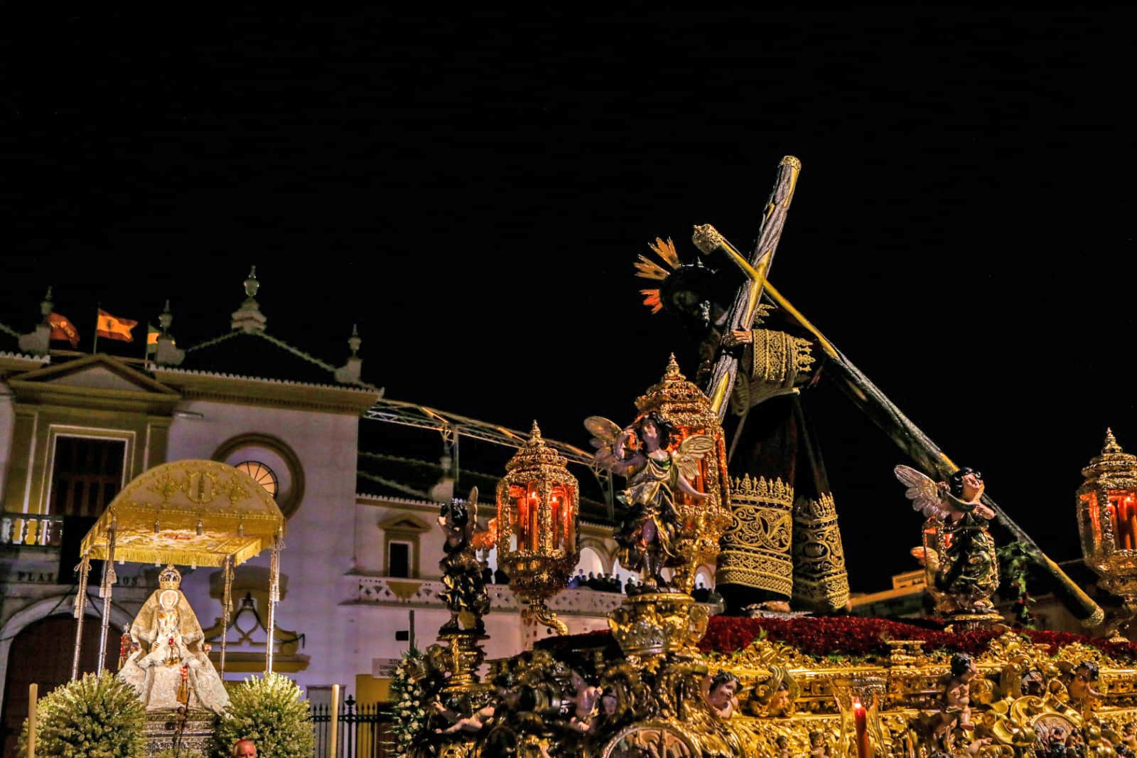 En imágenes, la procesión Magna a su paso por la Maestranza