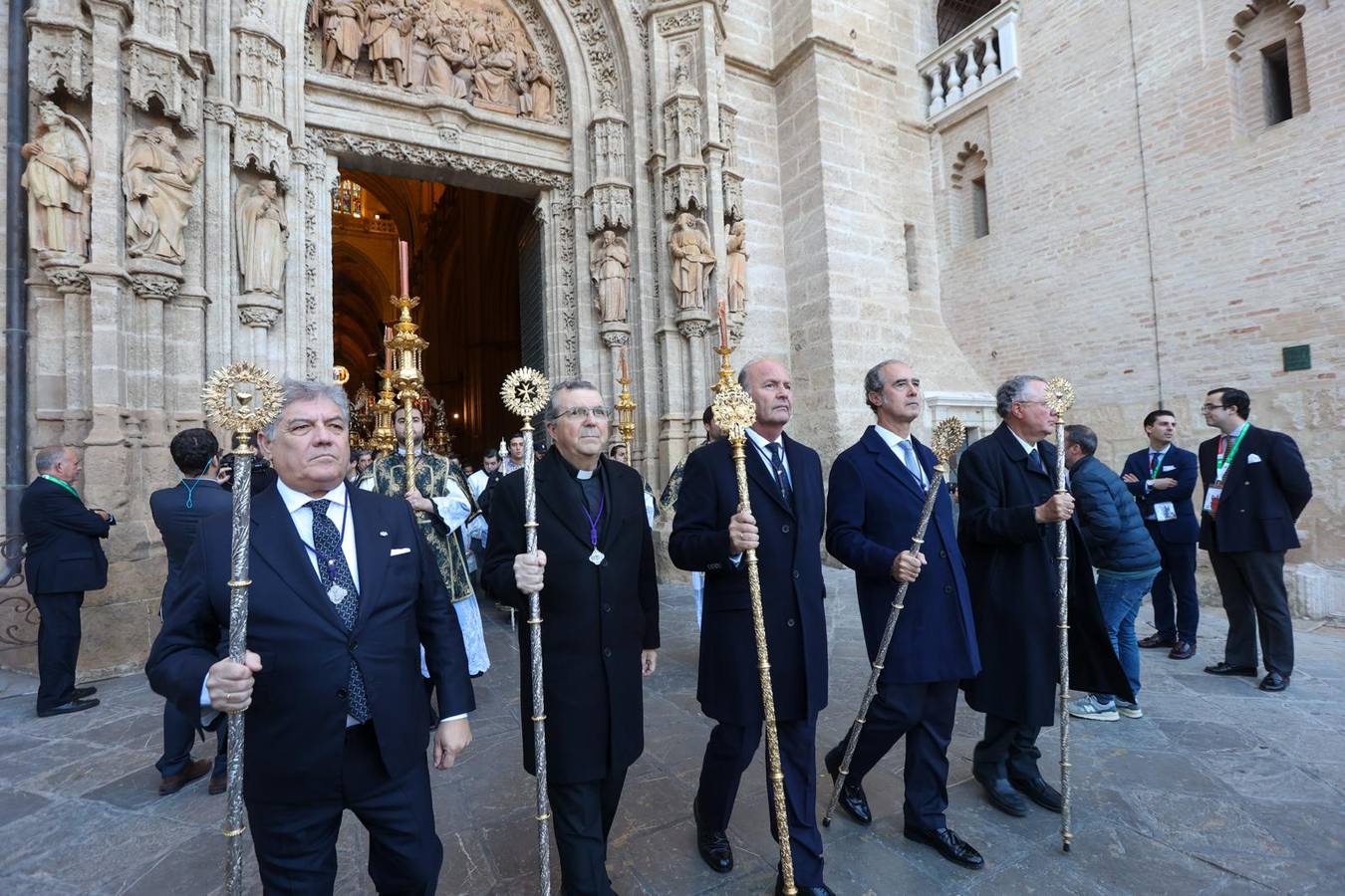 Comienza la Procesión Magna de Sevilla