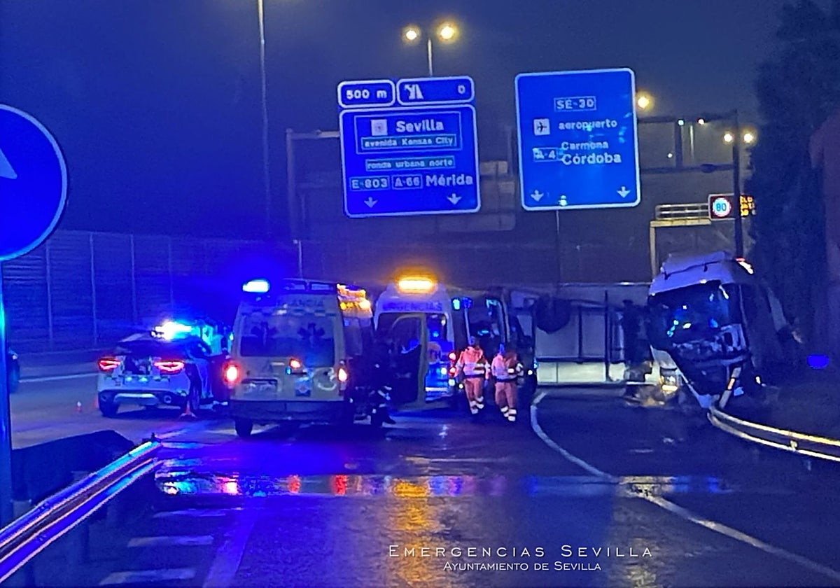 El vuelco de un camión provoca el corte de la SE-30 a la altura de la avenida Luis Uruñuela de ...