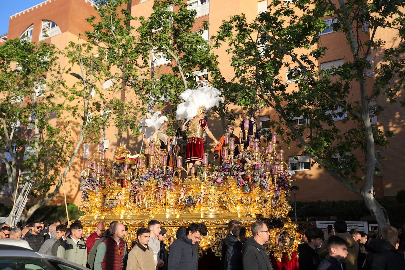 Las imágenes del regreso de la Hermandad del Polígono San Pablo de la ...