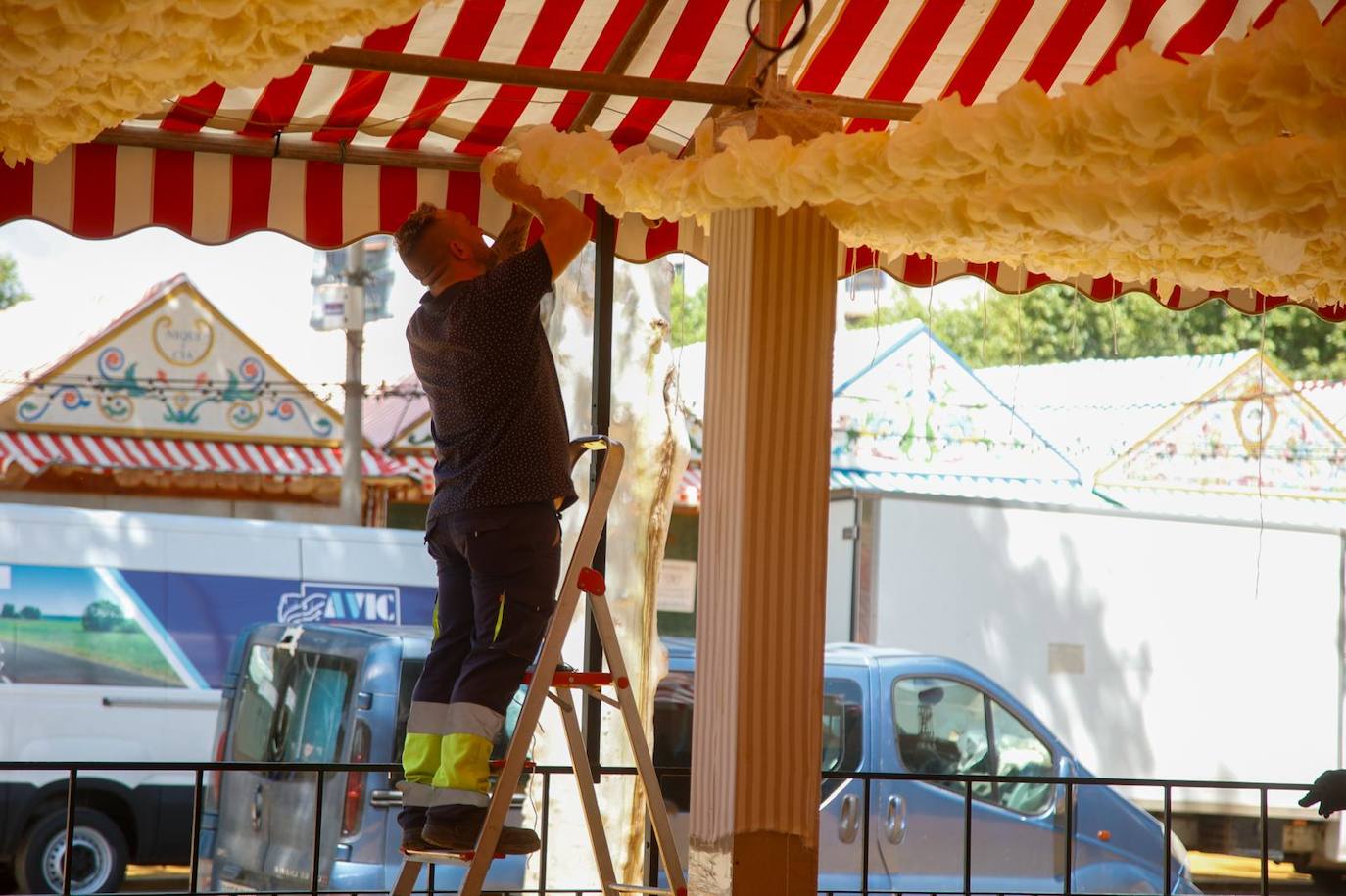 Últimos preparativos para la Feria de Sevilla 2025, en imágenes